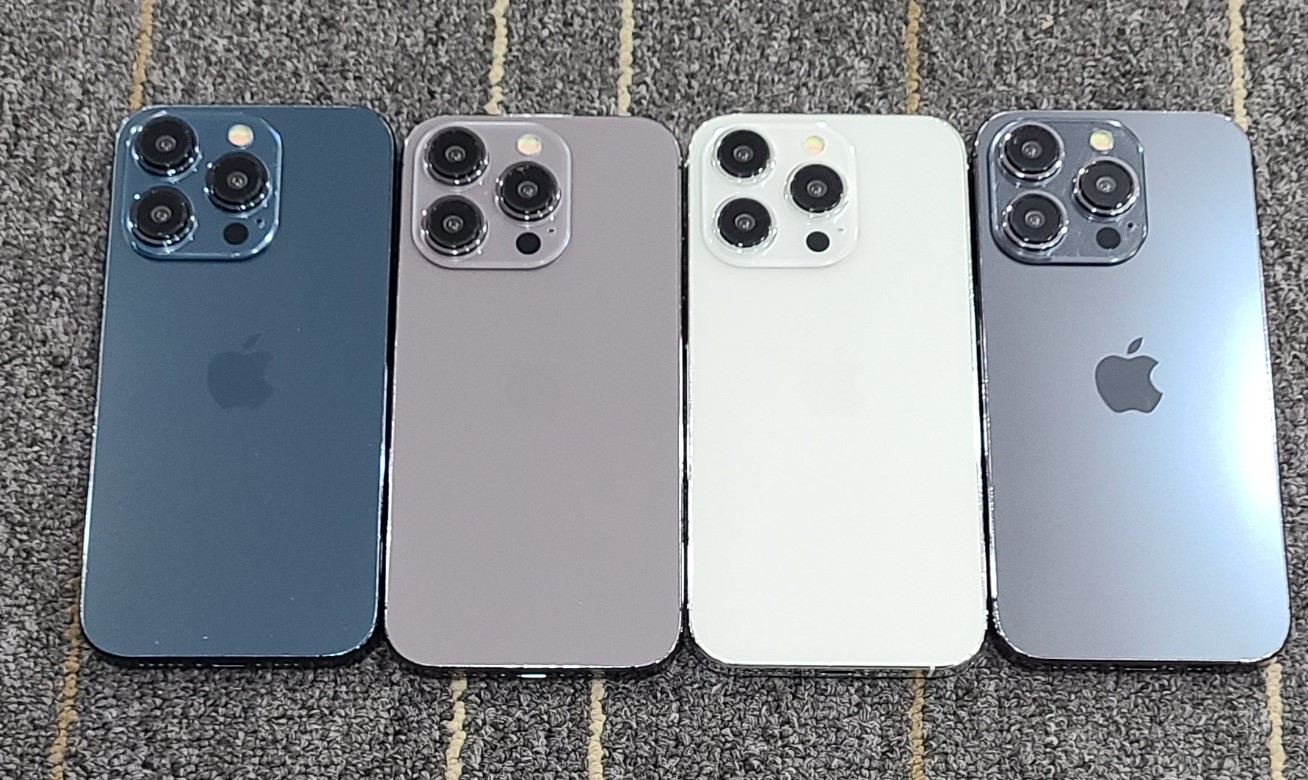 Leaked iPhone 15 Pro Dummy Models Unveil New 'Titan Gray' Color and ...