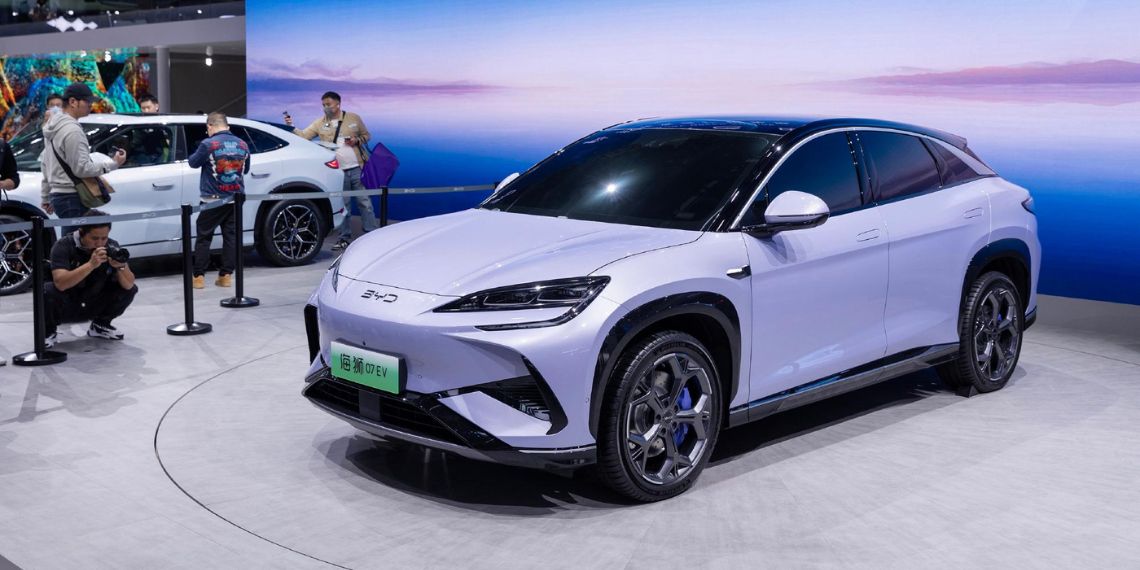 BYD's Sea Lion 07 Electric SUV Unveiled : Tesla's Model Y Rival Enters ...